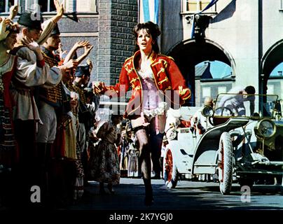 NATALIE WOOD in THE GREAT RACE 1965 director BLAKE EDWARDS costume ...