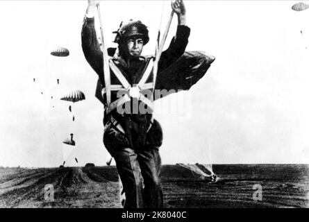 Paratrooper Red Beret Alan Ladd 1953 Directed By Terence Young Stock Photo - Alamy
