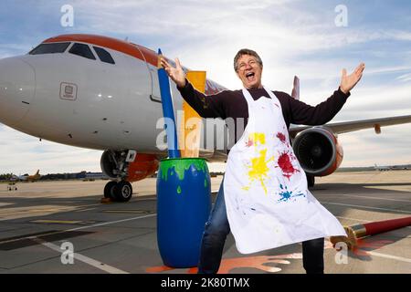 Former Art Attack presenter Neil Buchanan launches easyJet's 'AirCraft ...
