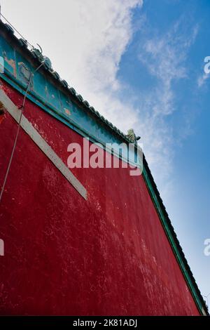 The minimalistic view of the wall of red Pudu temple in Beijing Stock ...