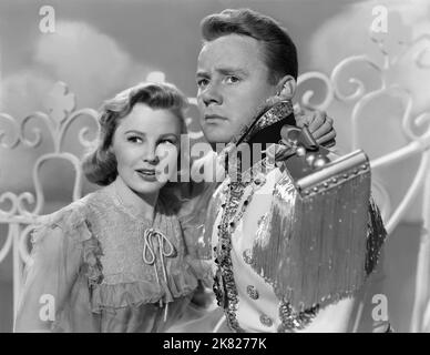 TWO GIRLS AND A SAILOR, June Allyson, Van Johnson, 1944 Stock Photo - Alamy