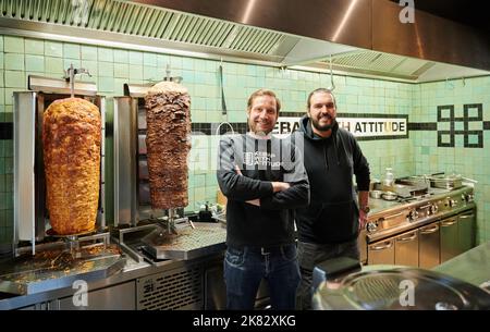 PRODUCTION - 10 March 2022, Berlin: A finished kebab is ready for ...