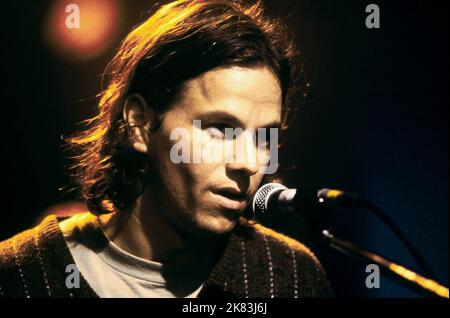 MARK WAHLBERG as Chris 'Izzy' Cole in ROCK STAR 2001 director STEPHEN ...