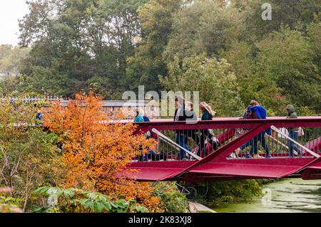 Espérance Bridge good way to Granary Square, London Stock Photo - Alamy