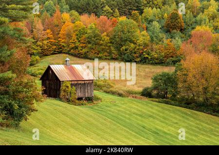 Wooden barn among the autumn trees in Sleepy Hollow Farm in Vermont ...