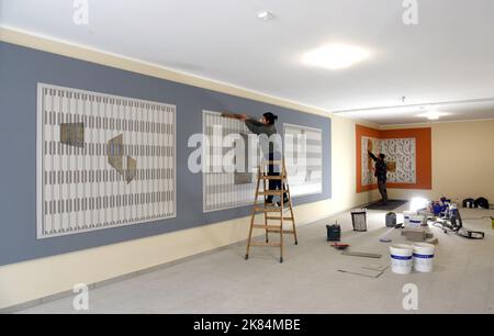 PRODUCTION - 19 October 2022, Saxony, Leipzig: Restorer and graduate ...