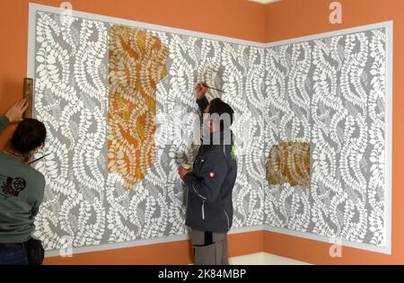 PRODUCTION - 19 October 2022, Saxony, Pulsnitz: Master gingerbread ...