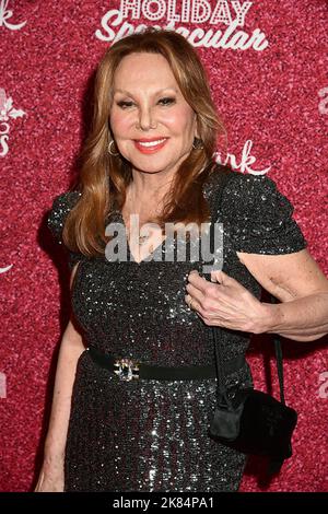 Marlo Thomas attends Hallmark Channel's Countdown to Christmas on ...