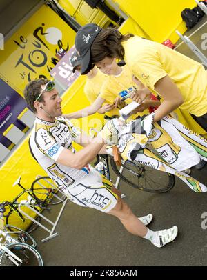 Mark Cavendish signs on before the start of the final stage of the ...