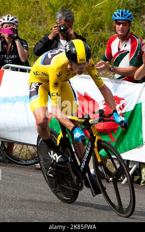 Chris Froome team Sky Procycling rolls off the starting ramp, Stage 9 ...