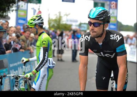 Bernhard Eisel team Sky Procycling warms up before the time trial ...