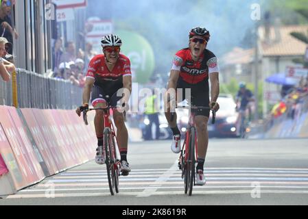 Silvan Dilier (Bmc) wins the sprint, Jasper Stuyven (Trek) is second ...