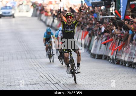 Adam Yates GB team Mitchelton Scott wins the stage Stock Photo - Alamy