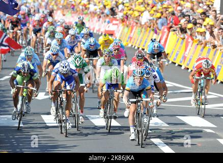 Mark Cavendish races towards the finish line Stock Photo - Alamy