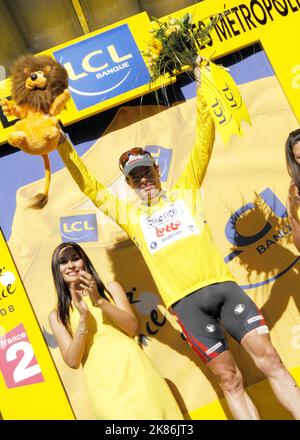 Cadel Evans celebrates on the podium Stock Photo - Alamy