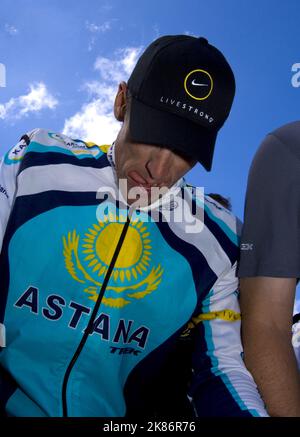 Lance Armstrong on the finish line Stock Photo - Alamy