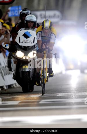 Lance Armstrong crosses the finish line in Annecy to finish 16th and ...