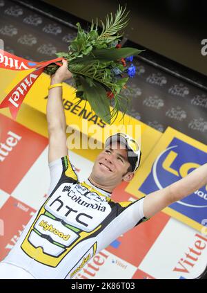 Mark Cavendish takes to the podium as winner of the stage in Aubenas ...