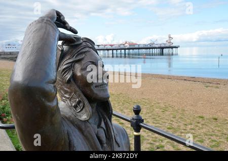 Statue of Amy Johnson Stock Photo - Alamy