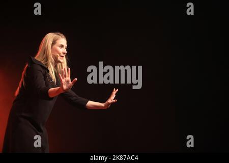 Laura Laune, humoriste, chroniqueuse, auteur et comédienne. 33 ème ...