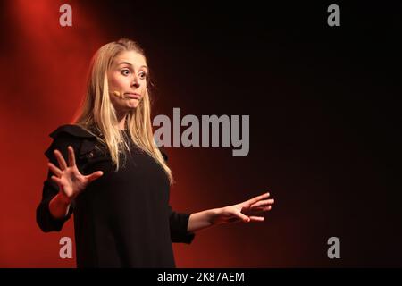 Laura Laune, humoriste, chroniqueuse, auteur et comédienne. 33 ème ...
