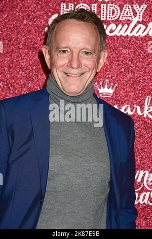 NEW YORK, NEW YORK - OCTOBER 20: (L-R) Michael Kors and Anne Hathaway ...