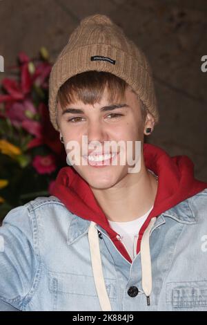 NEW YORK - NOVEMBER 18: Justin Bieber lights the Empire State Building ...