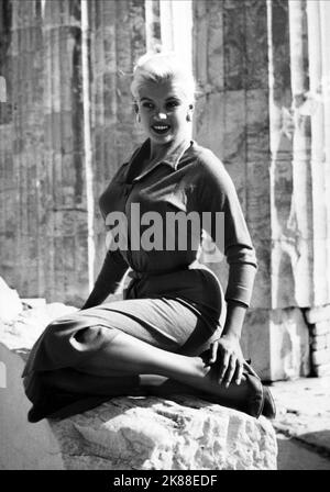 Portrait of actress Jayne Mansfield in an episode of "The Alfred ...