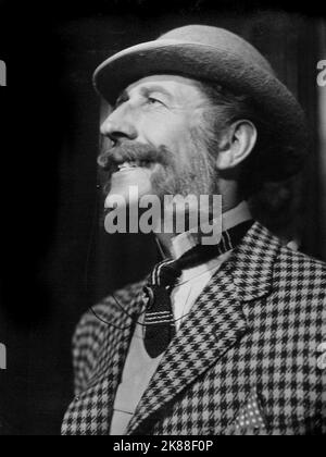 ROGER LIVESEY ACTOR (1947 Stock Photo - Alamy