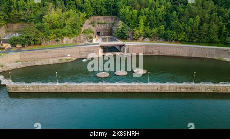 Pumped Storage Hydropower discharge tunnel with deflector cells and ...
