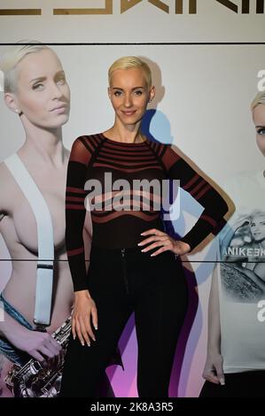 Anike Ekina auf der 25. Venus Berlin 2022 in den Messehallen unter dem ...