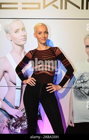 Anike Ekina auf der 25. Venus Berlin 2022 in den Messehallen unter dem ...