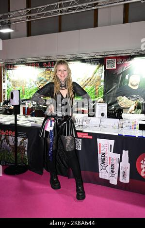 Tatjana Wolf auf der 25. Venus Berlin 2022 in den Messehallen unter dem ...