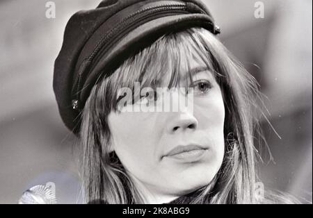 FRANCOISE HARDY French singer on Ready, Steady, Go ! in November 1965 ...