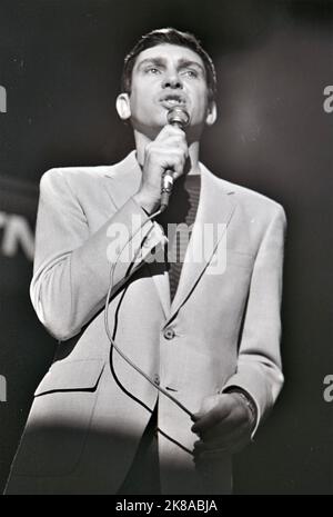 American pop singer Gene Pitney with his wife Lynn and their 7 months ...