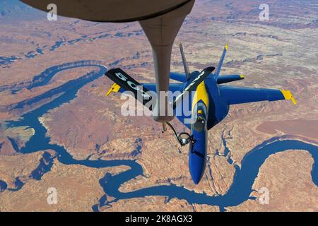 Blue Angel F/A-18E Super Hornet Number 2 nose Stock Photo - Alamy