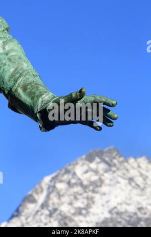 Statue du guide Jacques Balmat indiquant le sommet du Mont-Blanc à ...