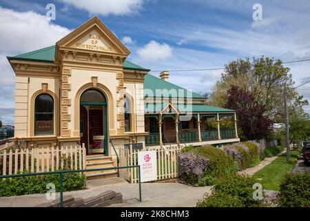 Millthorpe historic village in New South Wales, former Bank of New ...