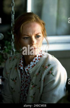 ERIN BROCKOVICH, Marg Helgenberger, 2000 Stock Photo - Alamy