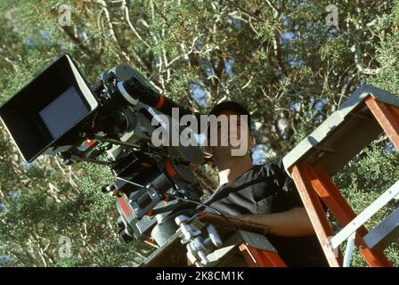 ERIN BROCKOVICH, director Steven Soderbergh on set, 2000 Stock Photo ...