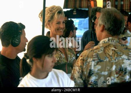 ERIN BROCKOVICH, director Steven Soderbergh on set, 2000 Stock Photo ...