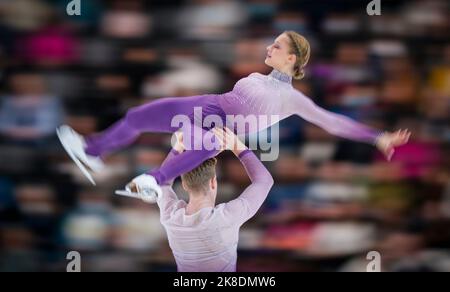 Letizia Roscher and Luis Schuster of Germany perform during the pairs ...