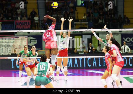 Spike of 12 JORDAN THOMPSON (Vero Volley Milano) during Vero Volley ...