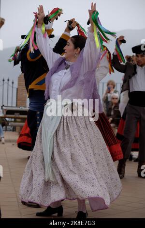 Traditional Malaga dress, dance and folk music in the white village of ...