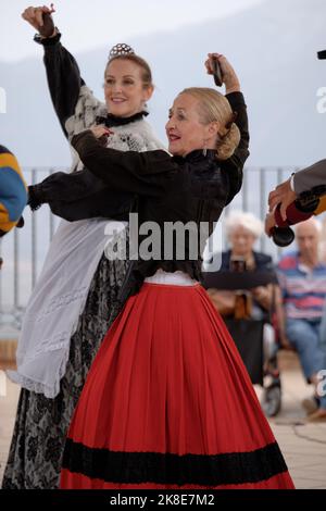 Traditional Malaga dress, dance and folk music in the white village of ...