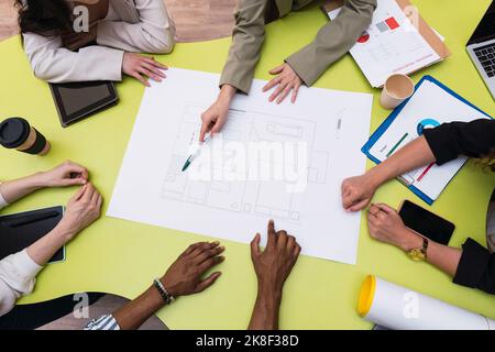 Architect explaining floor plan on table Stock Photo - Alamy