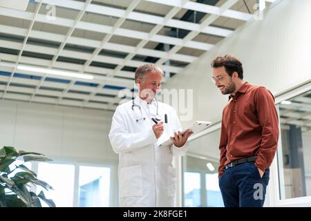 Doctor discussing over prescription with patient at hospital Stock ...