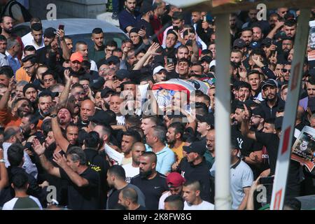 Mourners carry the body of a member of Palestinian security forces ...