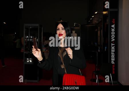 Djamila Rowe auf der 25. Venus Berlin 2022 in den Messehallen unter dem ...