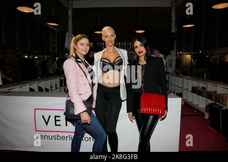 Yvonne Woelke,Anike Ekina und Djamila Rowe auf der 25. Venus Berlin ...